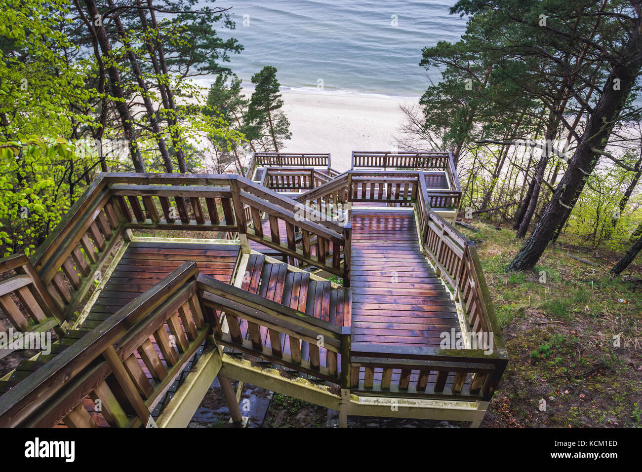 Blick von oben der hölzernen Treppen auf der Ostsee in Misdroy Seebad ...