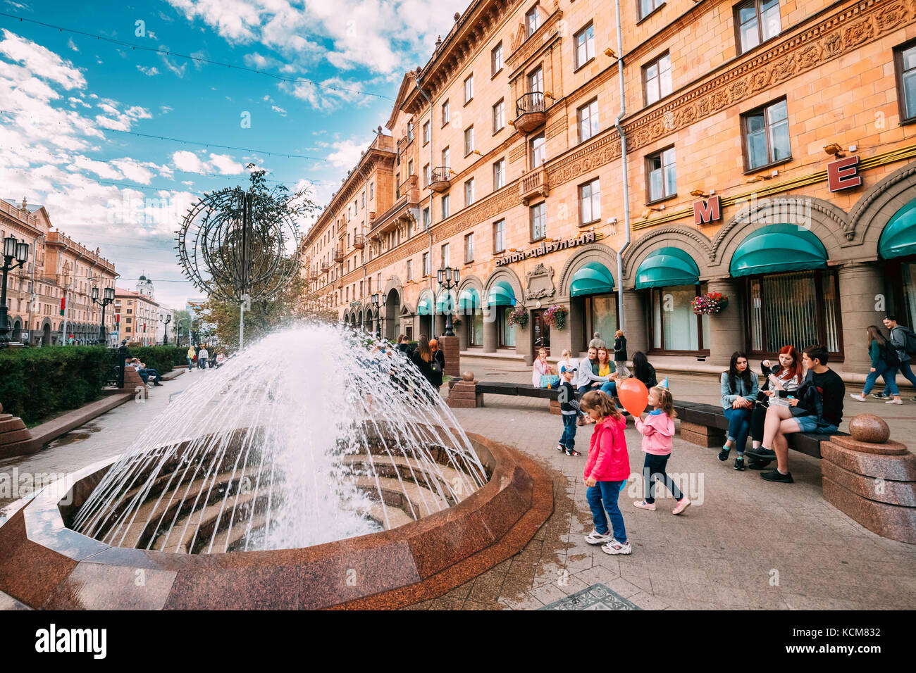 Kinder springbrunnen Stockfotos und -bilder Kaufen - Alamy