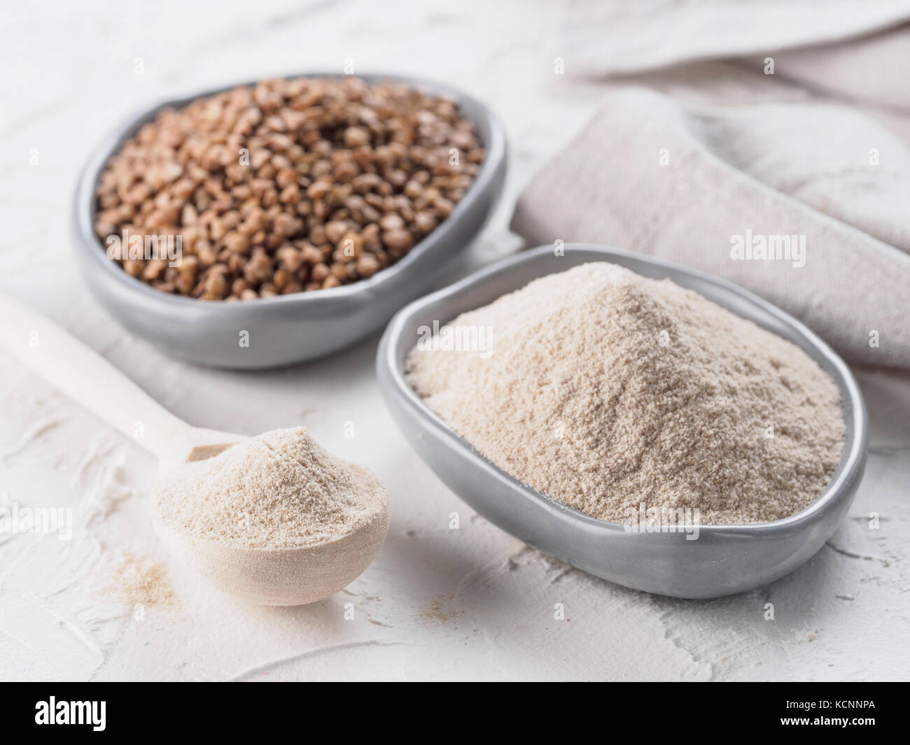 Buchweizen Mehl und Buchweizen auf weißem Hintergrund Stockfotografie ...