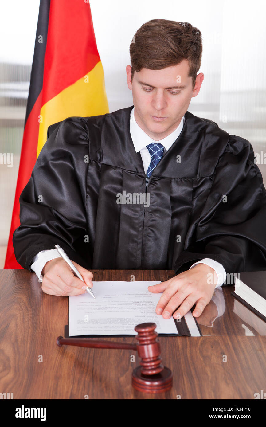 Männlich-Richter mit dem Hammer und Buch im Gerichtssaal ...