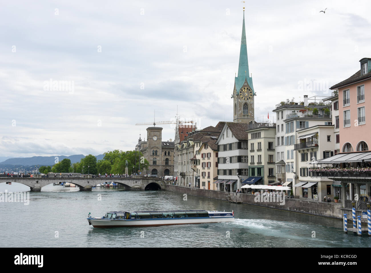Zürich, Schweiz - 11. Juli 2017: Touristen Kreuzfahrt auf einem Boot ...