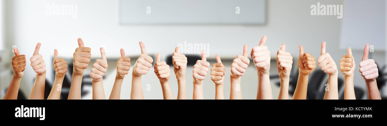 Viele Hände halten Daumen hoch wie Motivation und Erfolg ...