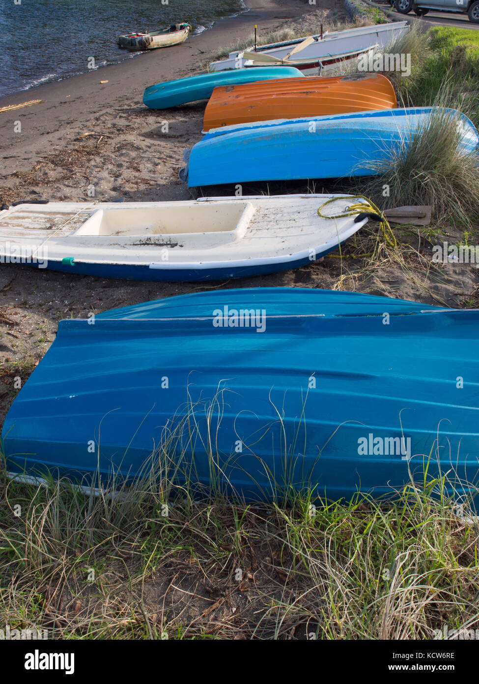 Kleine boote am strand -Fotos und -Bildmaterial in hoher Auflösung – Alamy