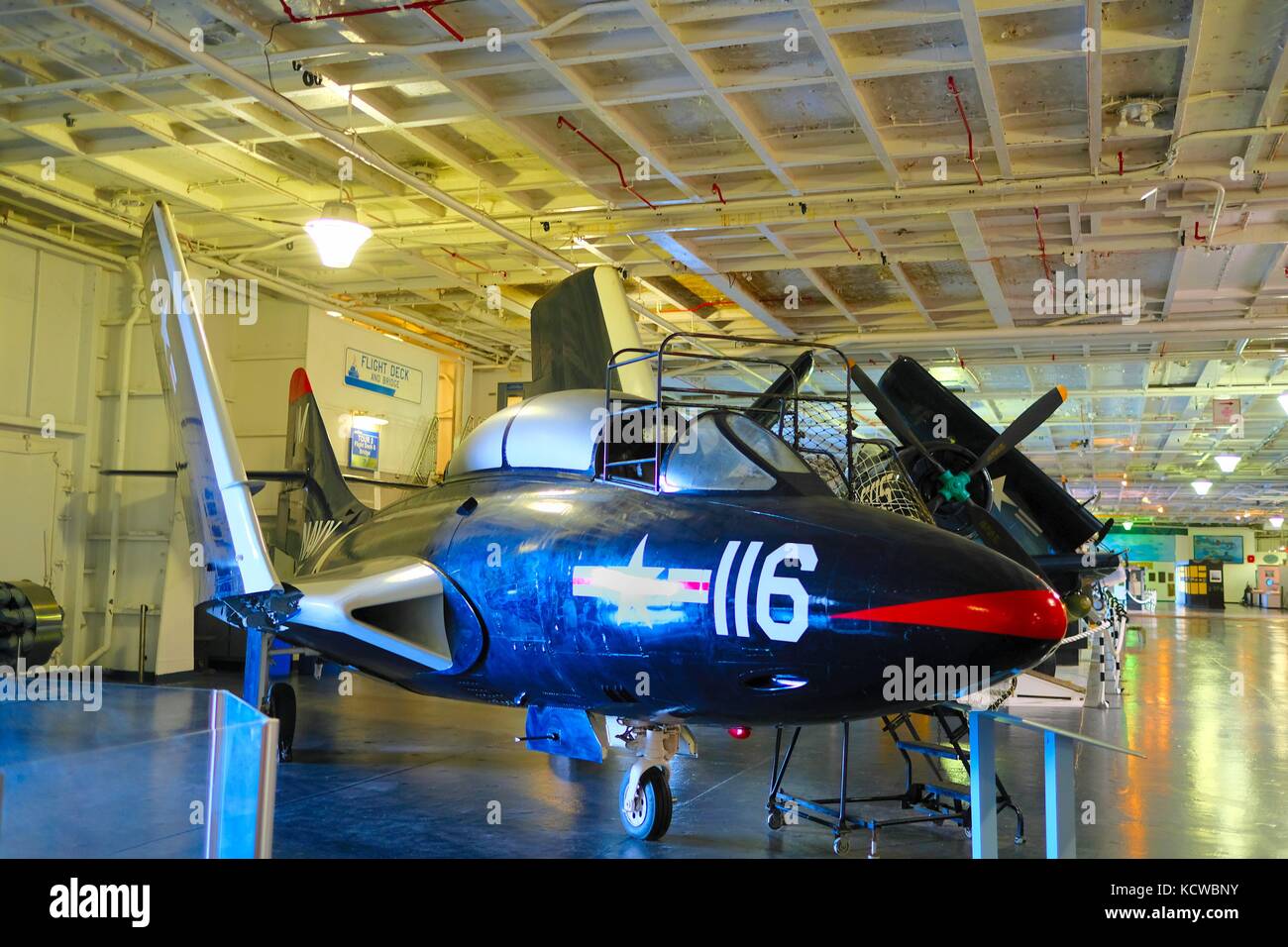 Deck des yorktown flugzeugträgers -Fotos und -Bildmaterial in hoher ...