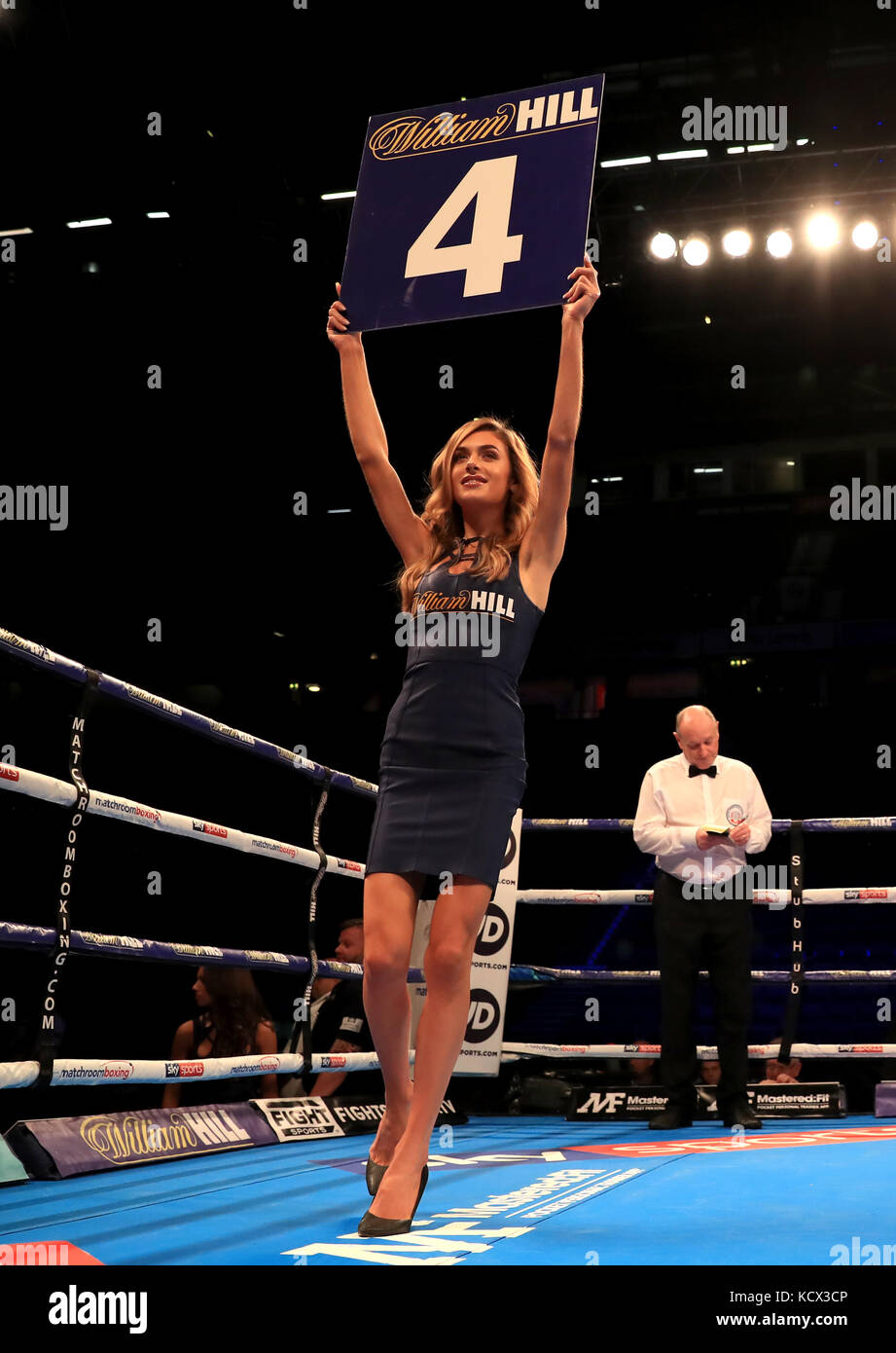 Boxing ring girl round -Fotos und -Bildmaterial in hoher Auflösung – Alamy