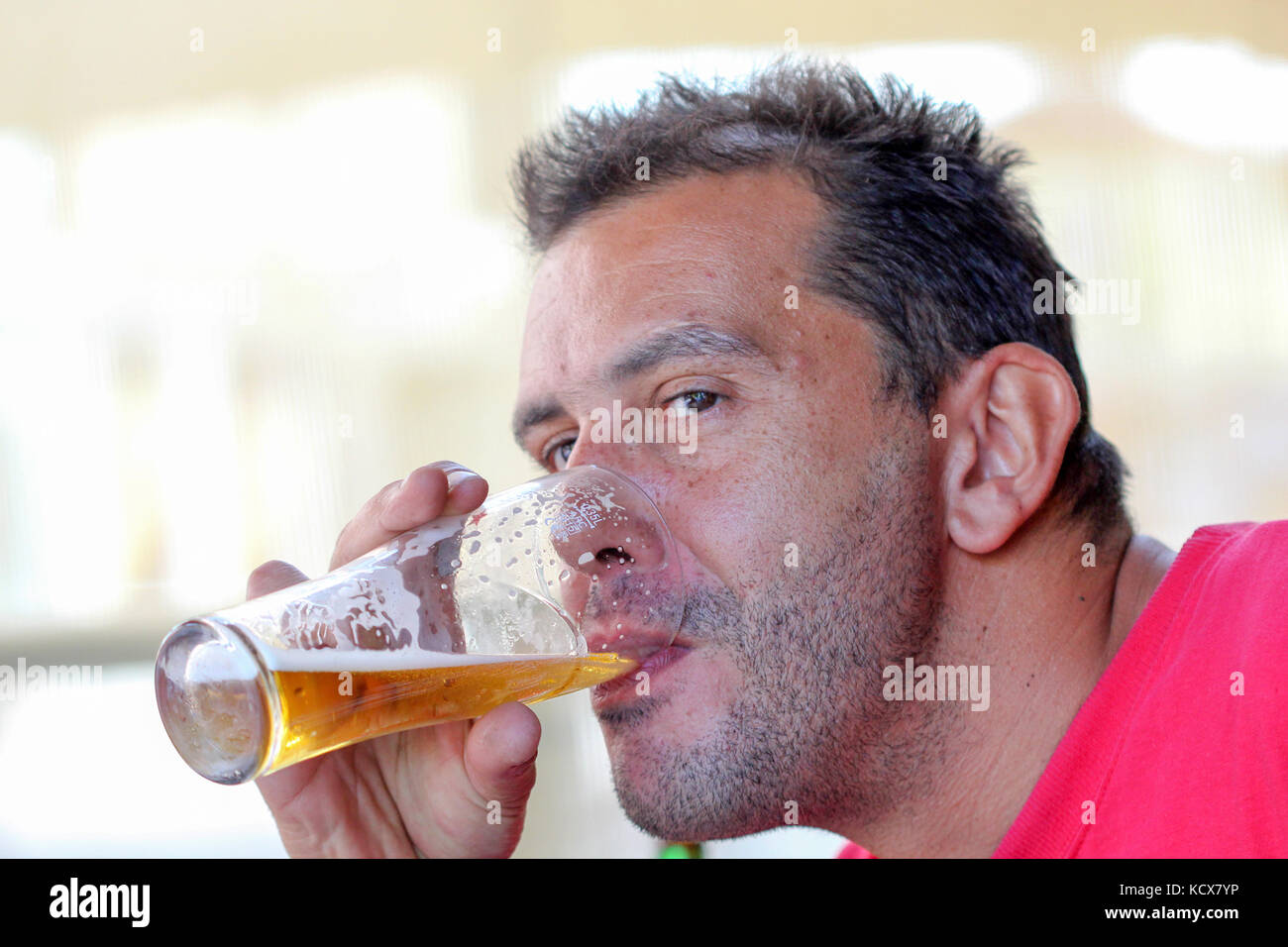 Männer trinken Bier. Portrait von schönen Männern Bier trinken ...