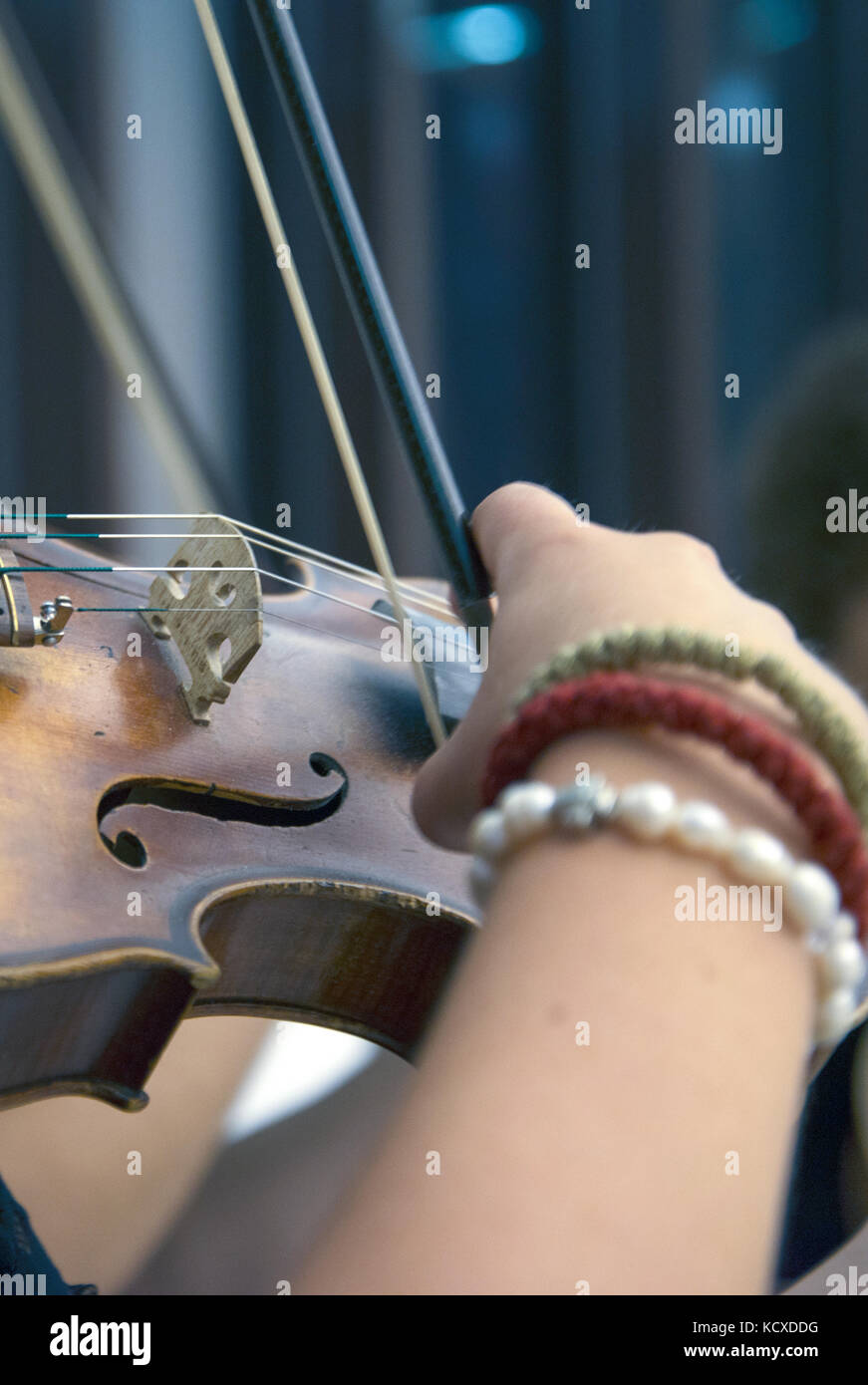 Bild von spielenden geiger -Fotos und -Bildmaterial in hoher Auflösung ...