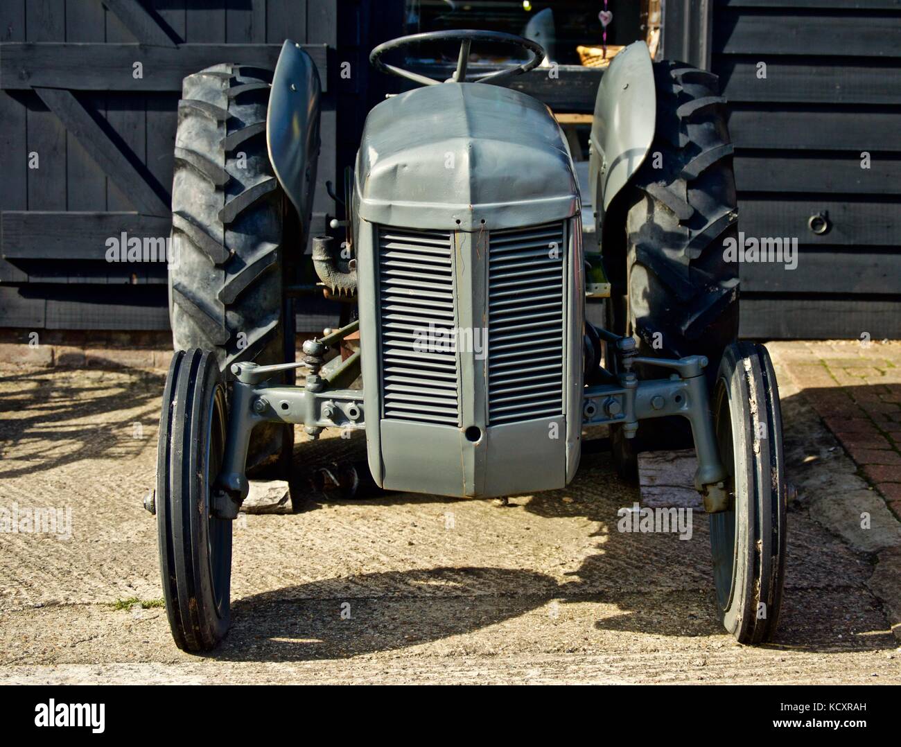 Old rustic farm equipment -Fotos und -Bildmaterial in hoher Auflösung ...