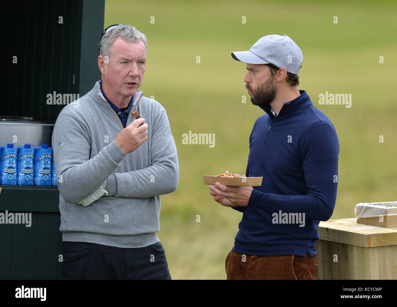 Schauspieler Jamie Dornan rechts halt am vierten Tag der Alfred Dunhill Links Championship auf dem St Andrews Old Course Fife fur einen Hotdog auf dem funften Loch Stockfotografie Alamy