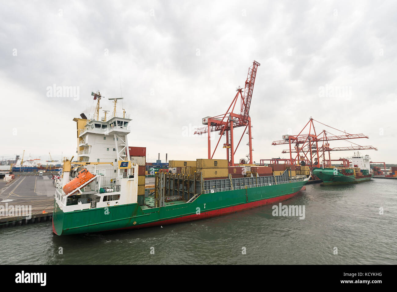 Be und entladen von containerschiffen -Fotos und -Bildmaterial in hoher ...