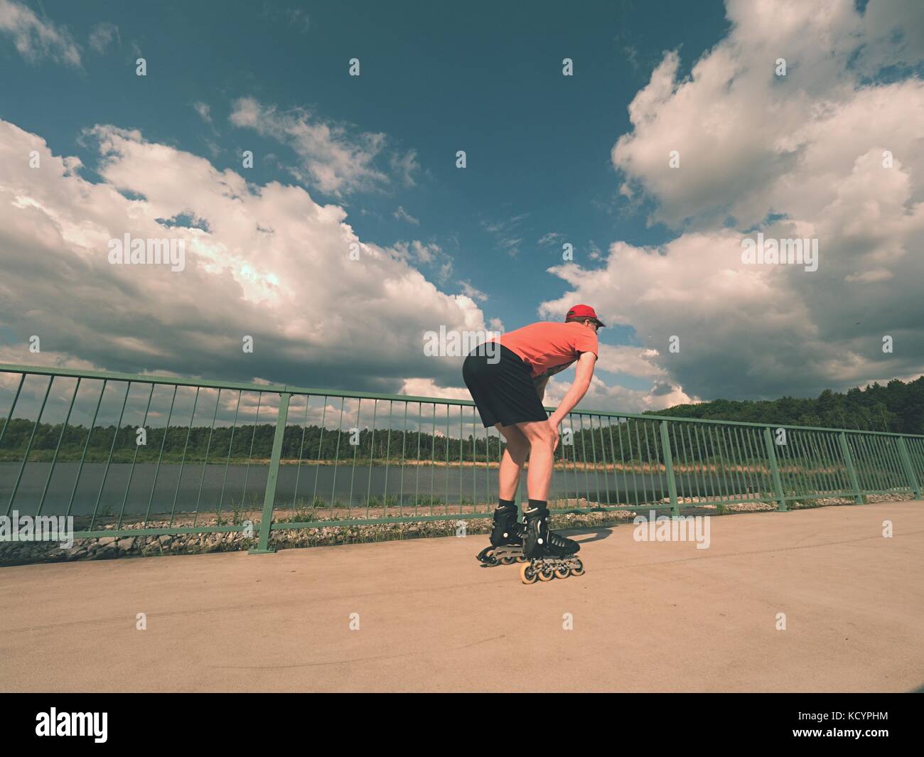 Rollerblade waldweg -Fotos und -Bildmaterial in hoher Auflösung – Alamy
