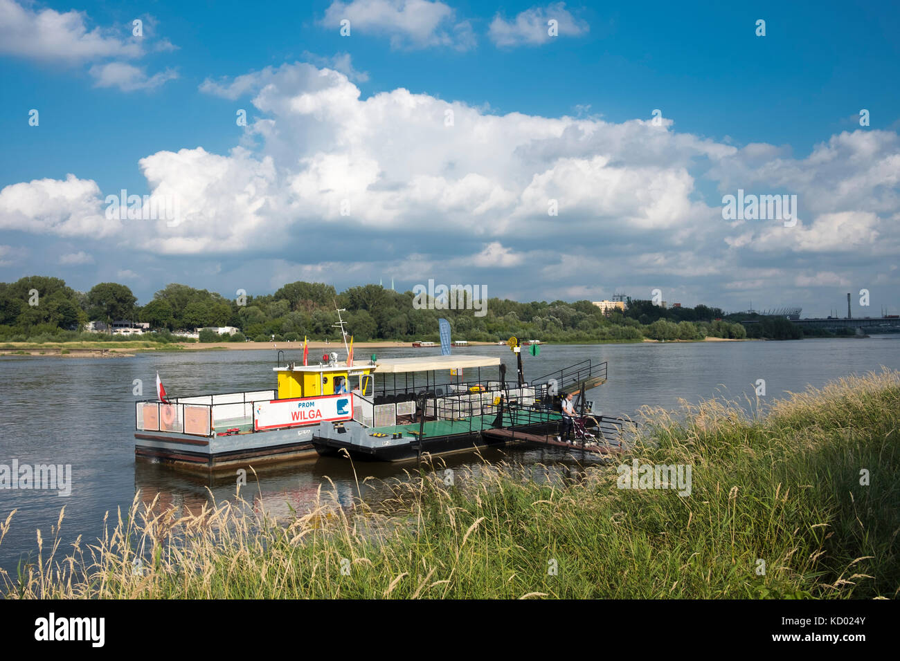 Die Fähre über den Fluss Weichsel zwischen Warschau neue Stadt und ...