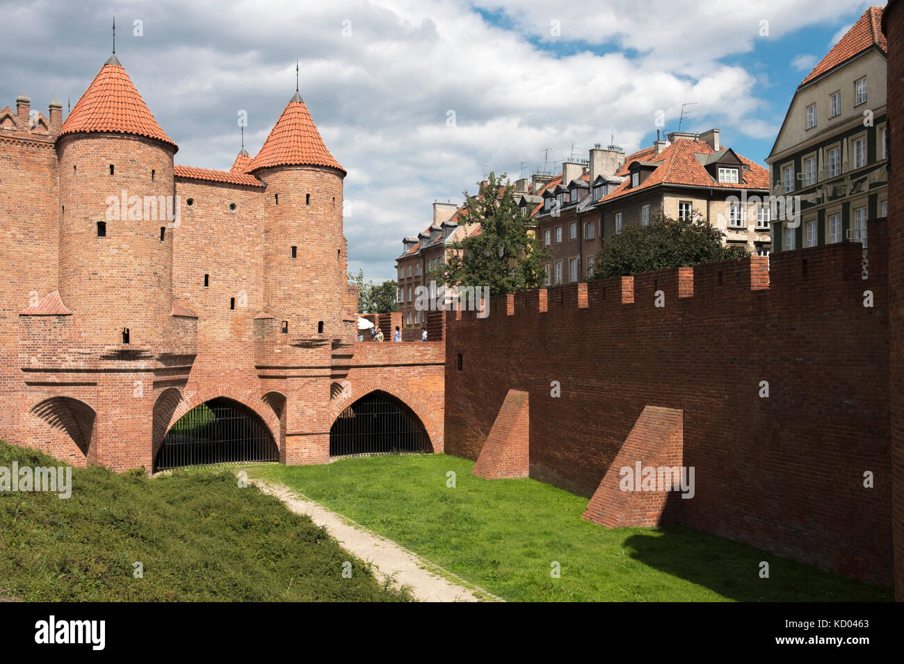 Die barbakane und die alte Stadtmauer von Warschau, Polen ...