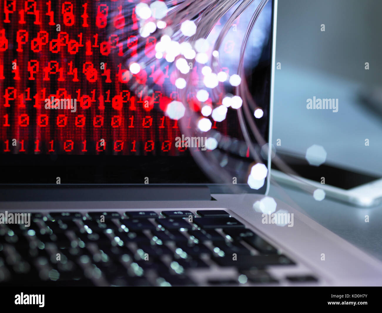 Fiber Optics, die Daten auf einem Laptop Computer mit einem Virus ...