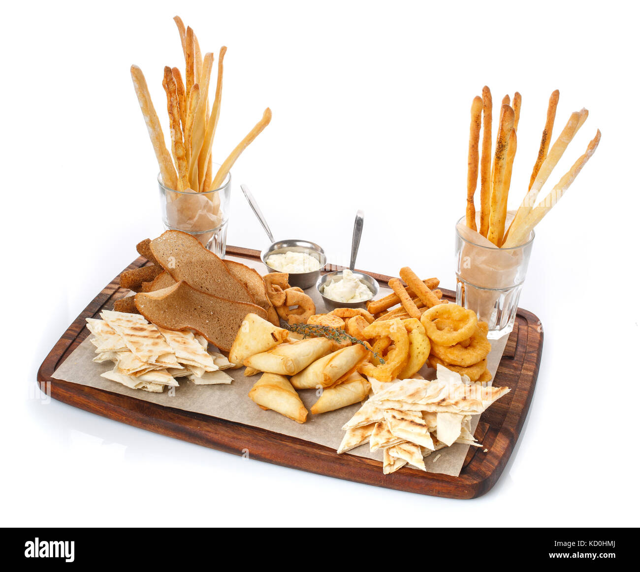 Snack für Bier. Verschiedene Arten von Cracker mit Soße Stockfotografie ...