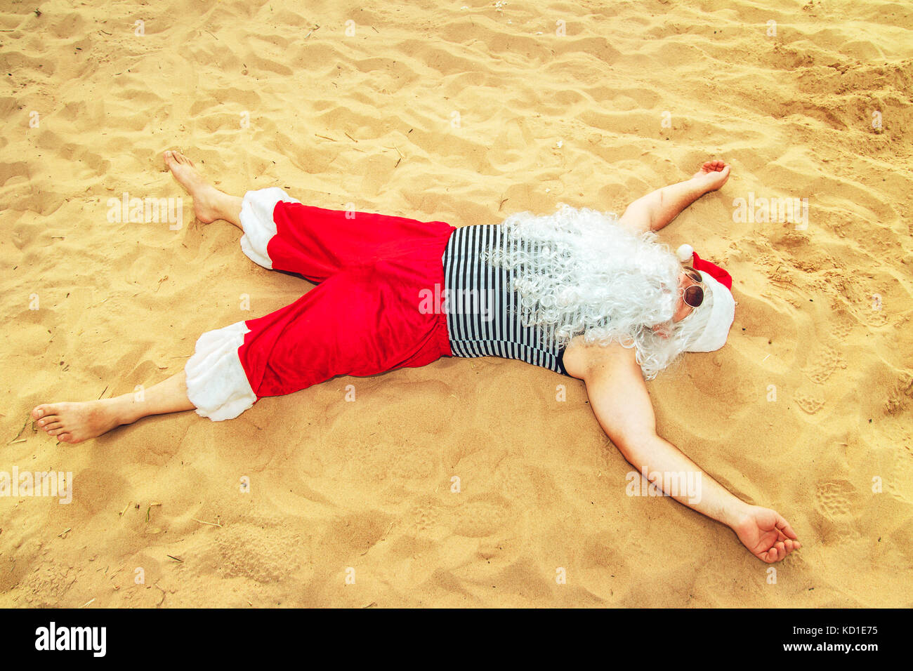 Santa Claus ist am Strand zu sitzen. Das Symbol für Weihnachten ...