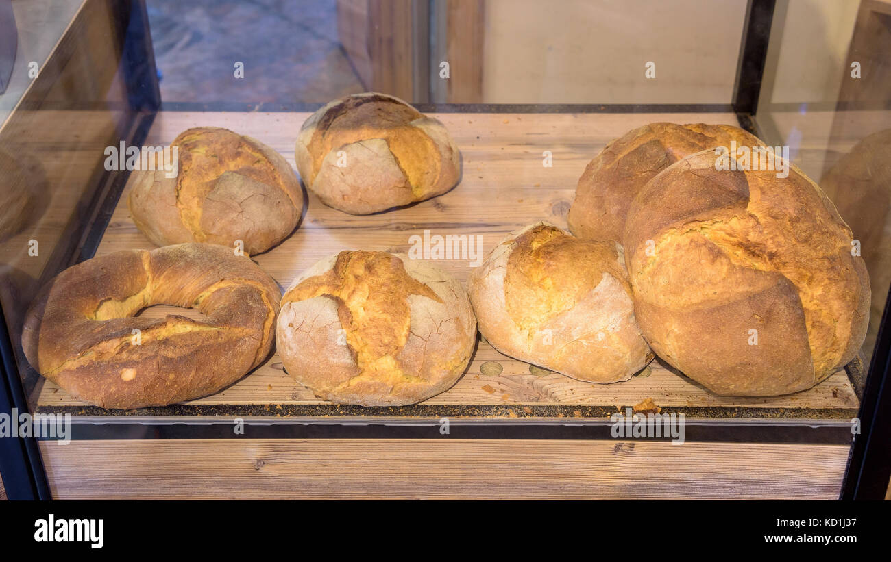 Frisches Brot und Brötchen, die Festlegung auf einen Shop Regal ...