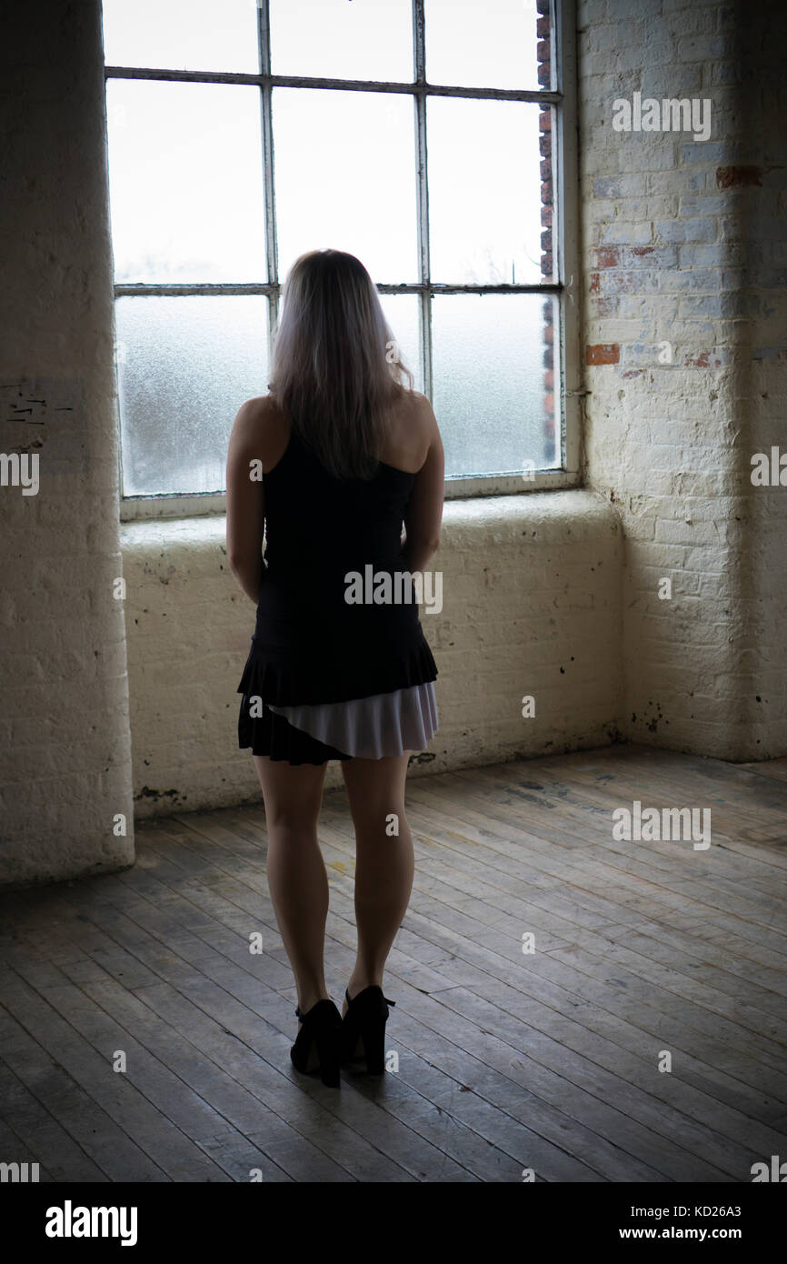 Frau trägt einen kurzen rock -Fotos und -Bildmaterial in hoher Auflösung – Alamy