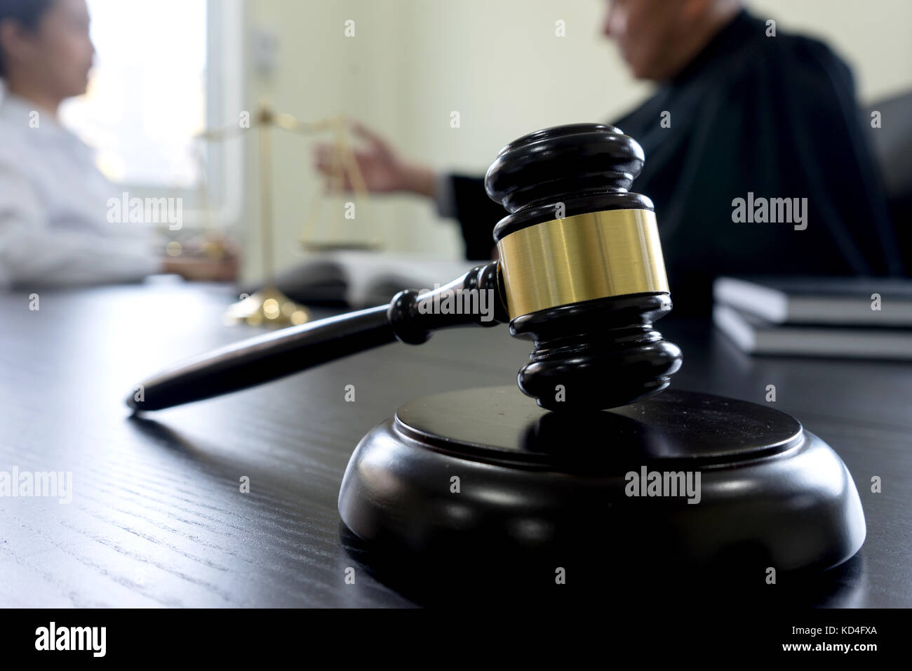 Dokument im gerichtssaal -Fotos und -Bildmaterial in hoher Auflösung ...