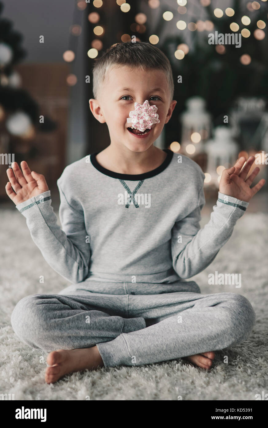 Kind sitzt hocken -Fotos und -Bildmaterial in hoher Auflösung – Alamy