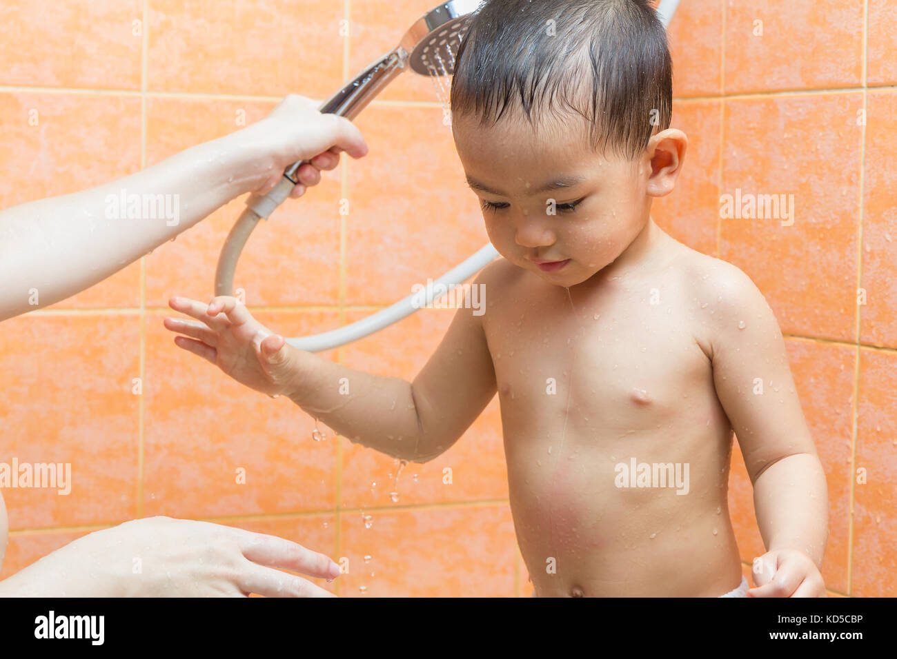 Closeup 2 Jahre alten Kind baden in der Badewanne mit seiner Mamma ...
