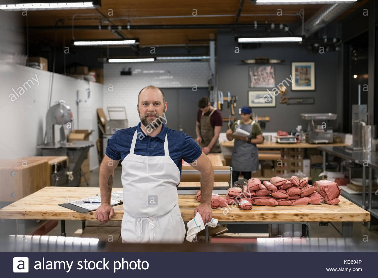 Metzger arbeitet mit fleisch -Fotos und -Bildmaterial in hoher ...