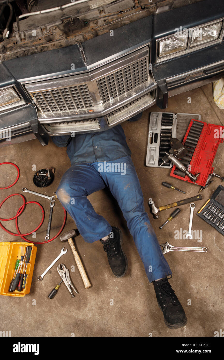 A mechanic at work -Fotos und -Bildmaterial in hoher Auflösung - Seite ...