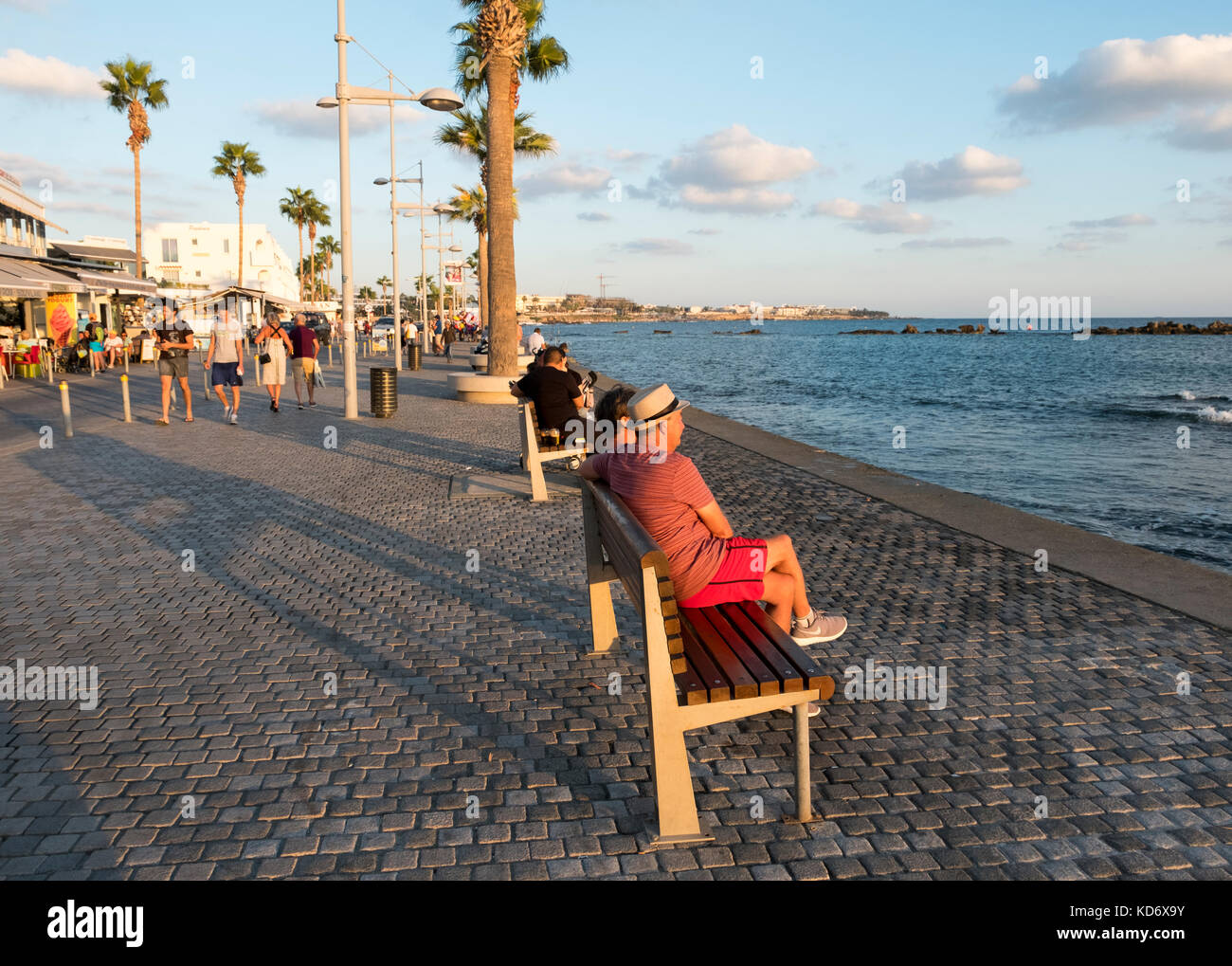 Touristen auf der Promenade in Kato Paphos, Paphos, Zypern ...