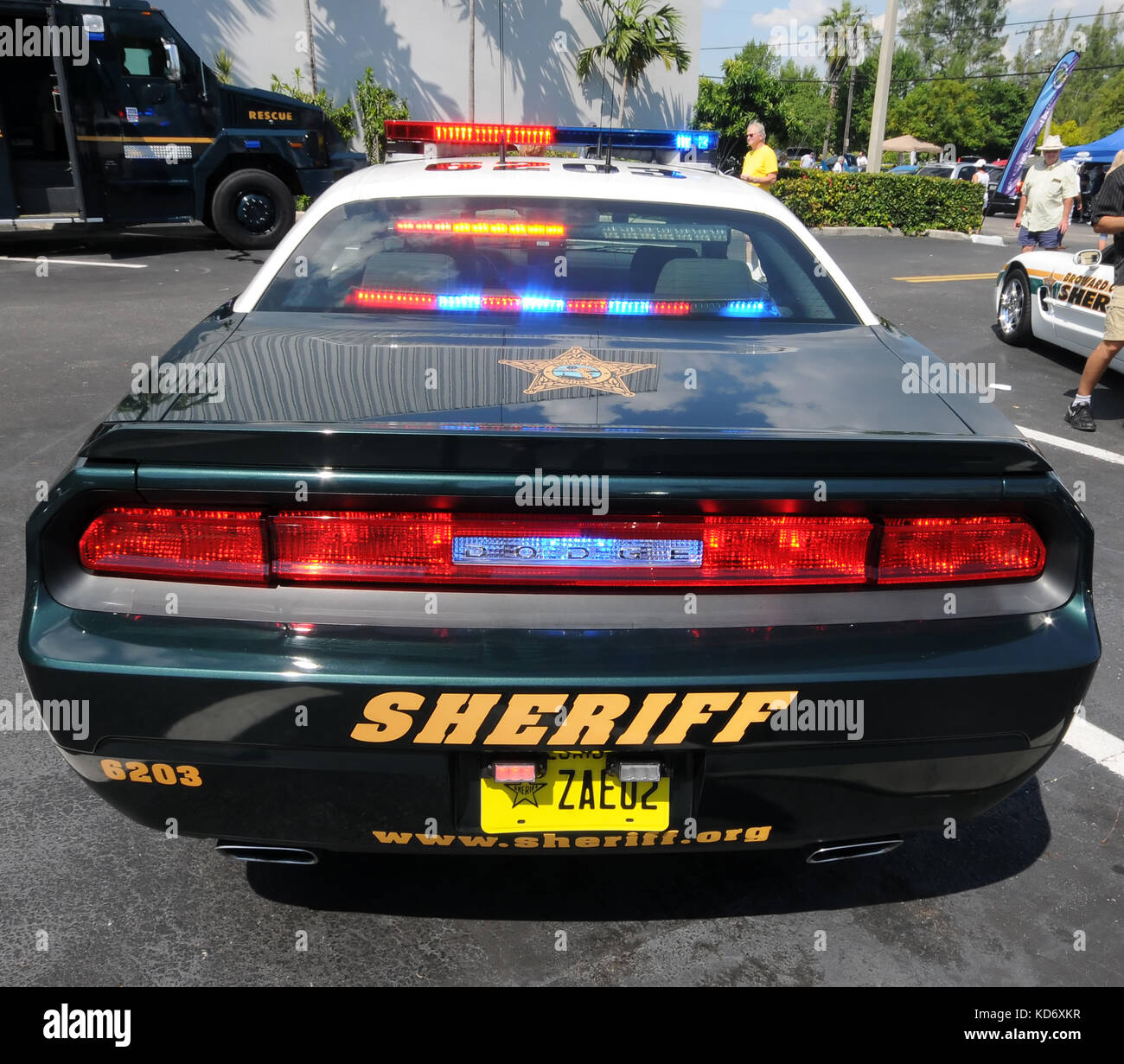 Car with lights on -Fotos und -Bildmaterial in hoher Auflösung – Alamy