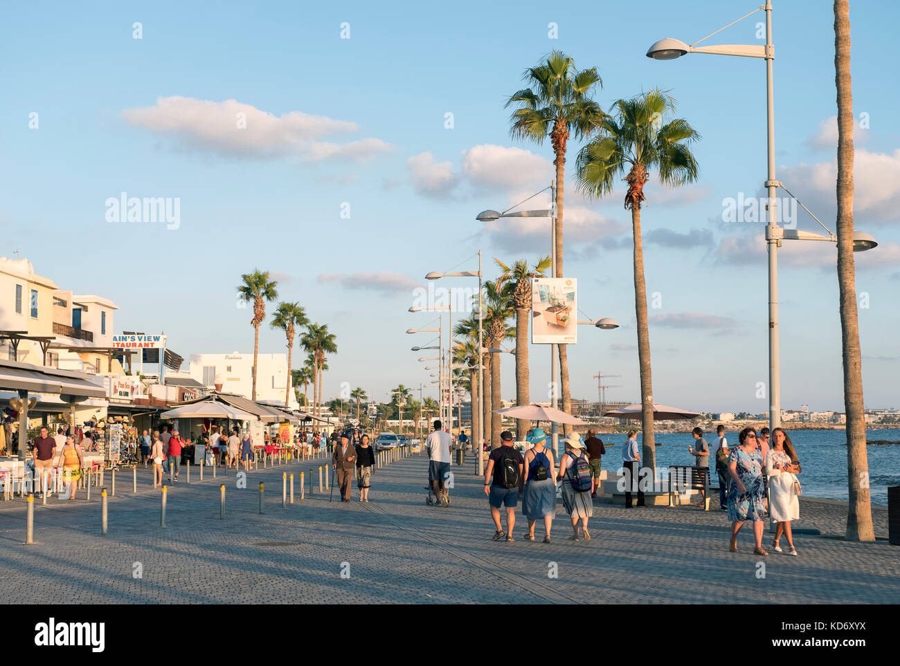 Touristen auf der Promenade in Kato Paphos, Paphos, Zypern ...
