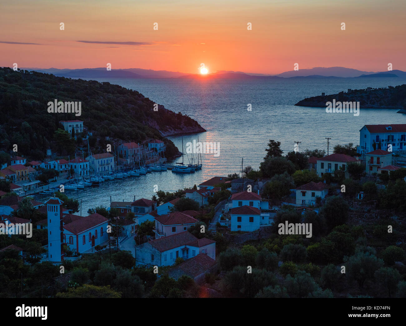 Sonnenaufgang über dem kleinen Hafen von kioni an der Küste von Ithaka ... Sonnenaufgang über dem kleinen Hafen von kioni an der Küste von Ithaka ...