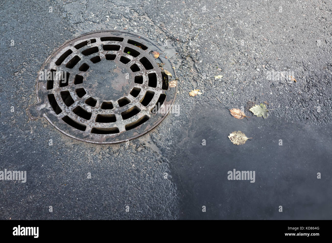 Runde Abwasserkanal Kanaldeckel in Asphalt Straße, Bürgersteig, Ansicht ...
