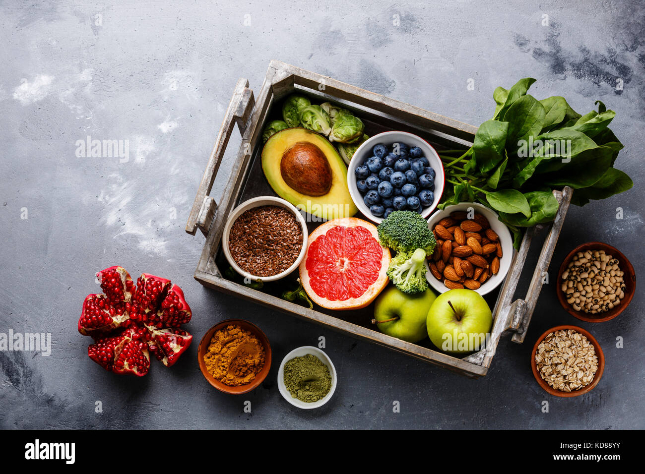 Gesunde Lebensmittel sauber essen Auswahl im Holzkasten: Obst, Gemüse ...