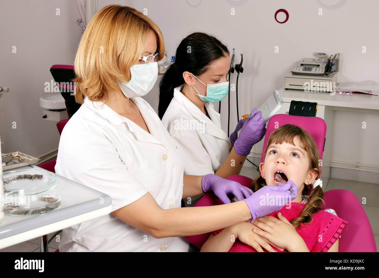 Mädchen beim zahnarzt bohren -Fotos und -Bildmaterial in hoher Auflösung – Alamy