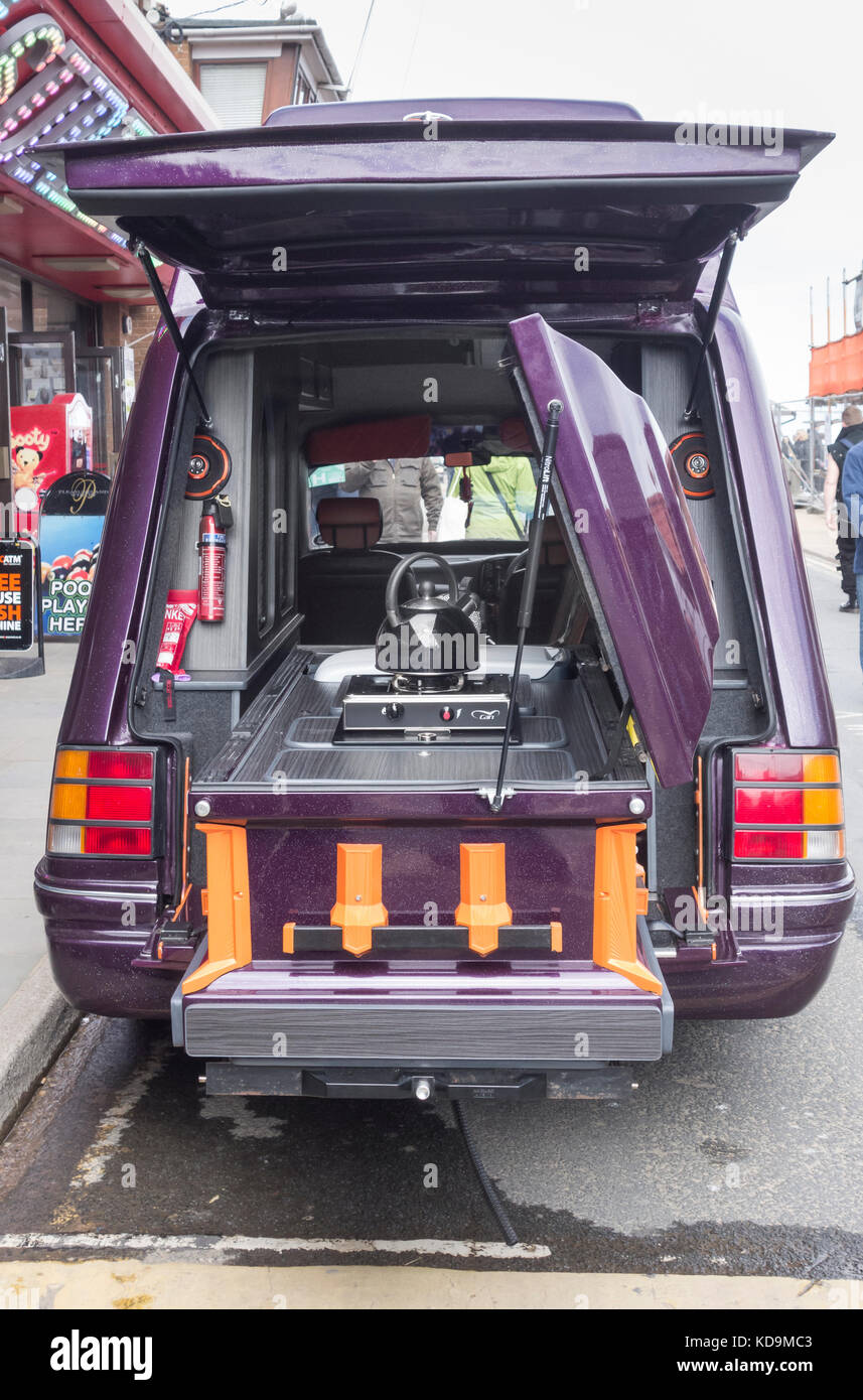 Leichenwagen Wohnmobil mit Küche im Inneren Sarg am Whitby Goth ...