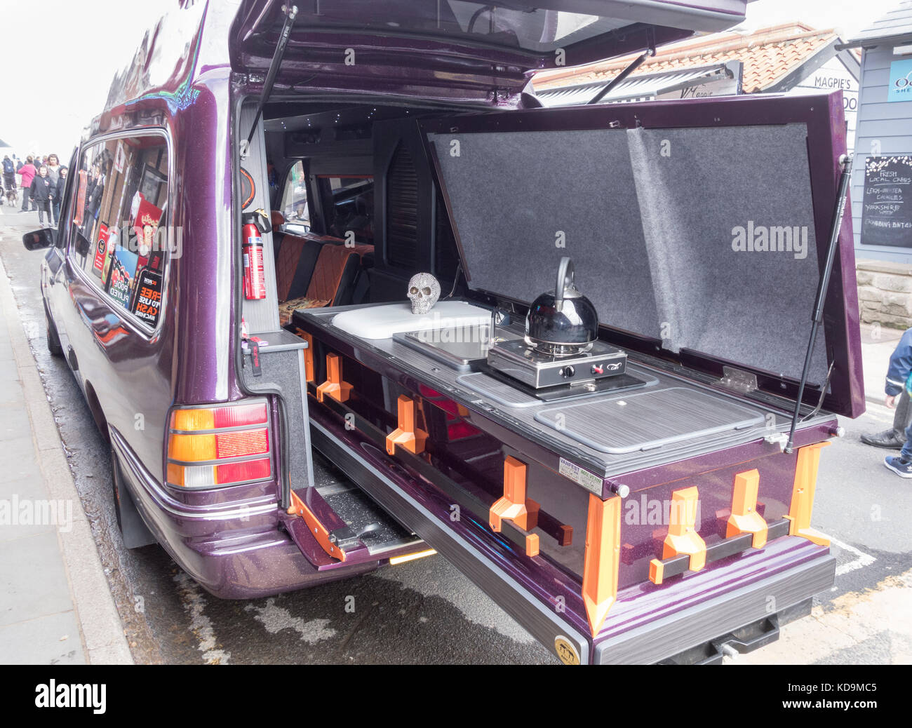Leichenwagen Wohnmobil mit Küche im Inneren Sarg am Whitby Goth ...