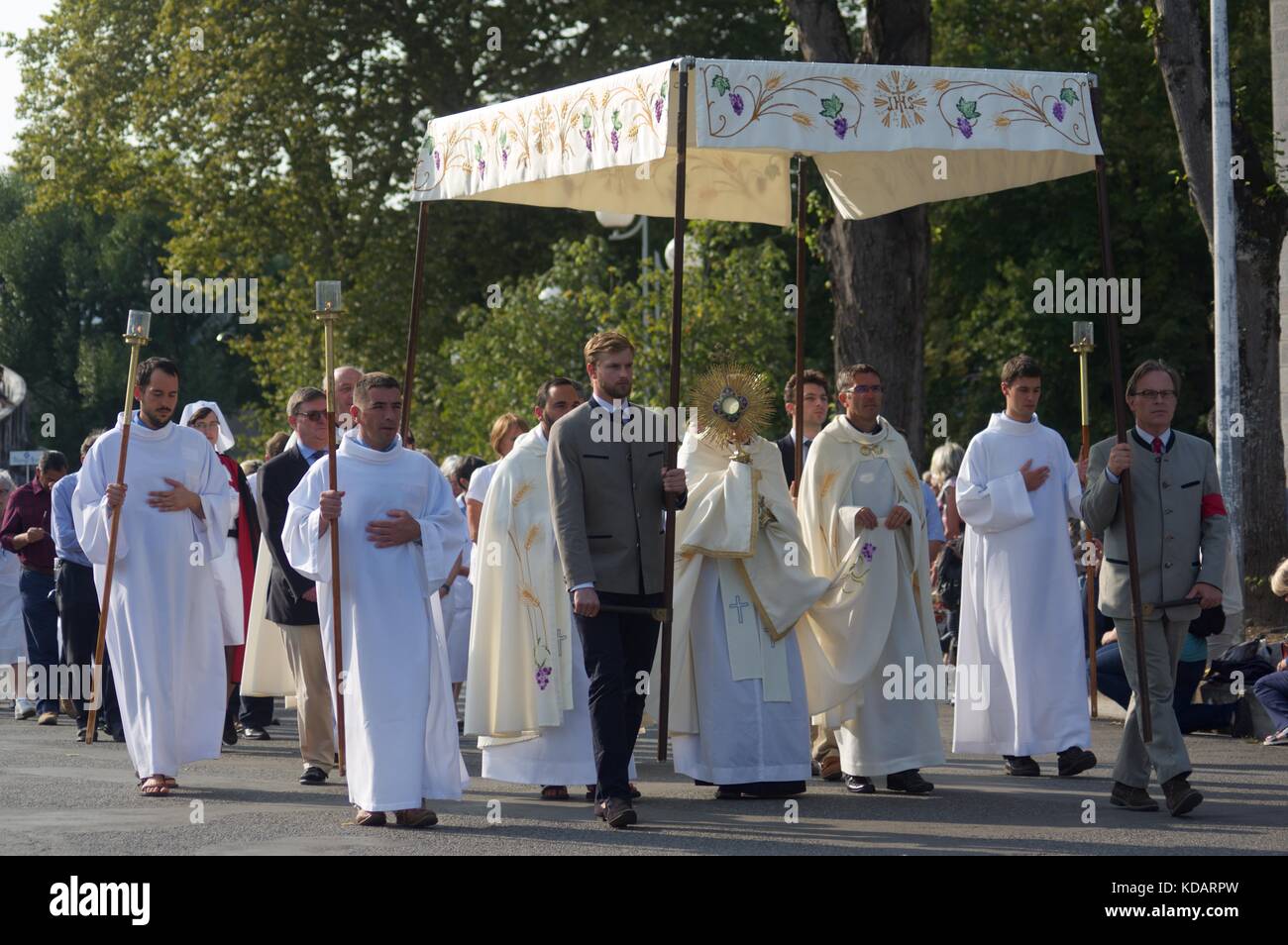 Blessed sacrament procession -Fotos und -Bildmaterial in hoher Auflösung – Alamy