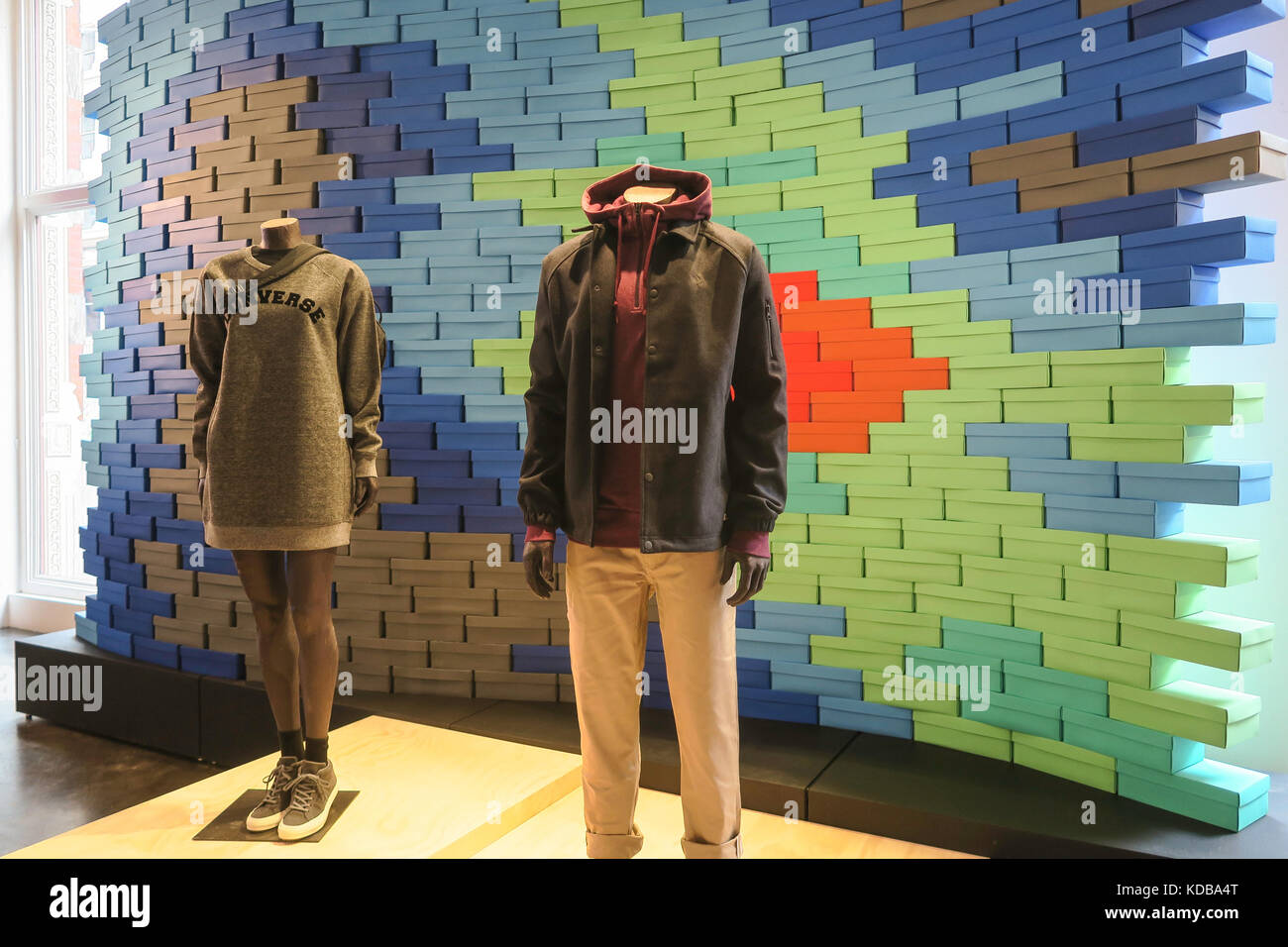 Converse store display -Fotos und -Bildmaterial in hoher Auflösung – Alamy