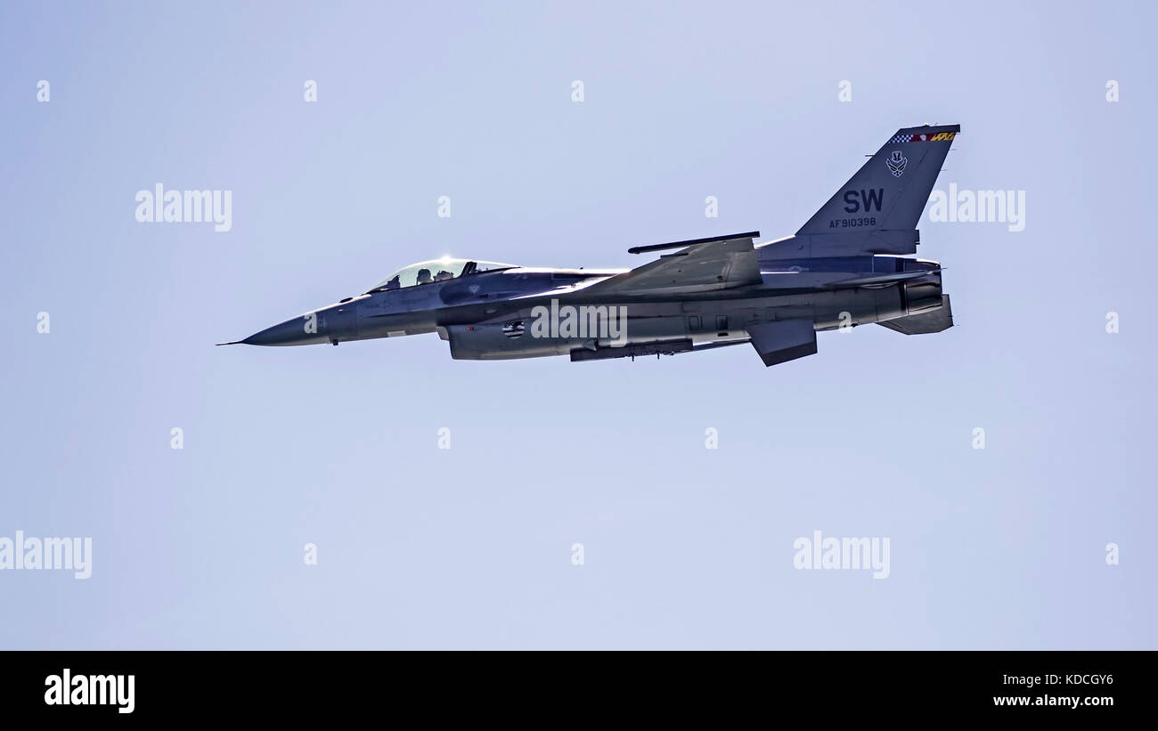 Cockpit f 16 angriffsflugzeug -Fotos und -Bildmaterial in hoher ...