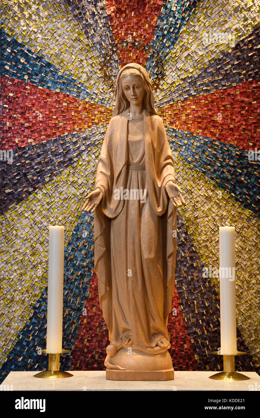 Geschnitzte Statue der Gottesmutter Maria mit 12-Sterne-Krone auf Mond ...