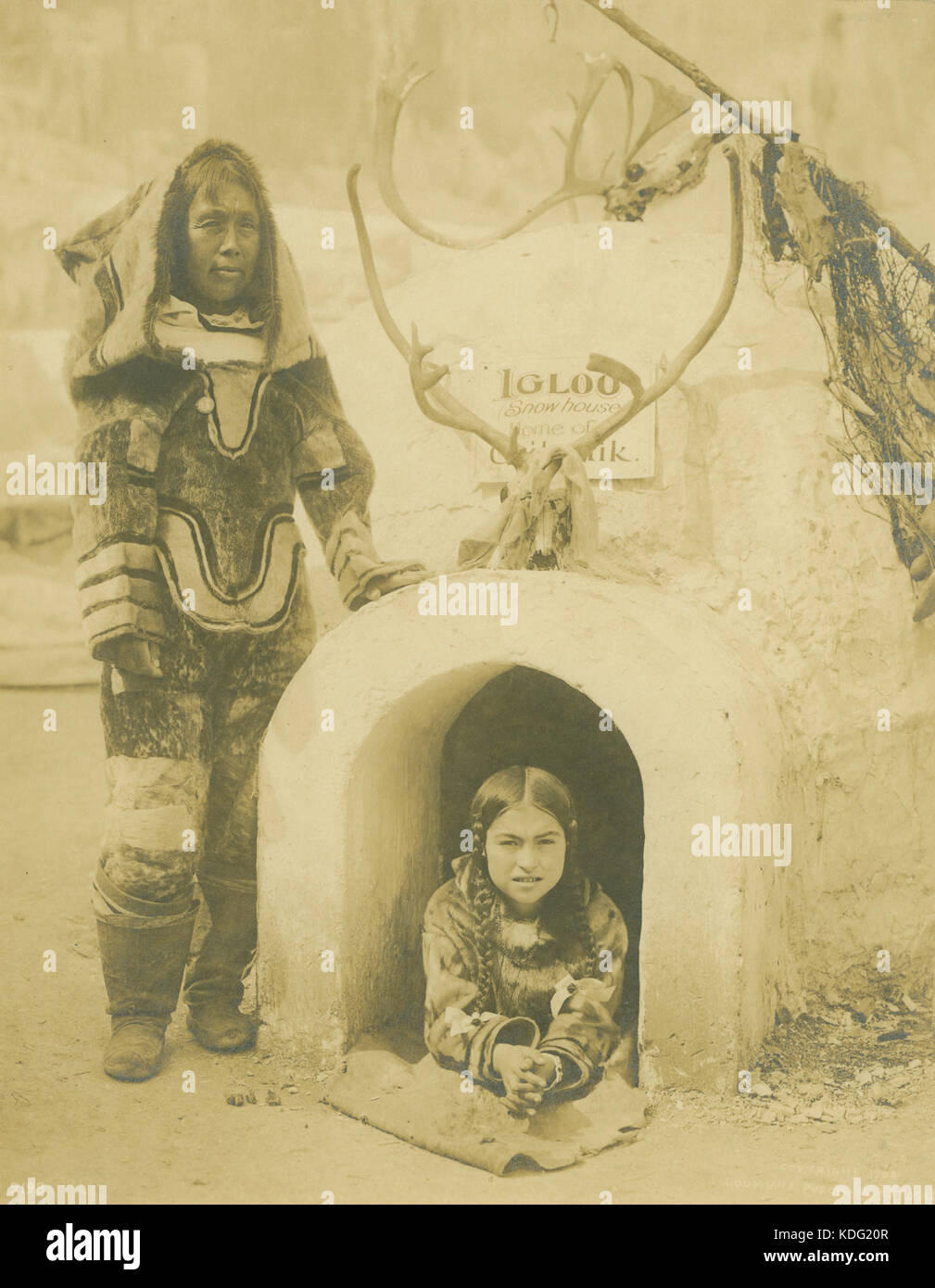 Inuit Mann mit Nancy Columbia in Tür Iglu auf der Hecht an der World's ...