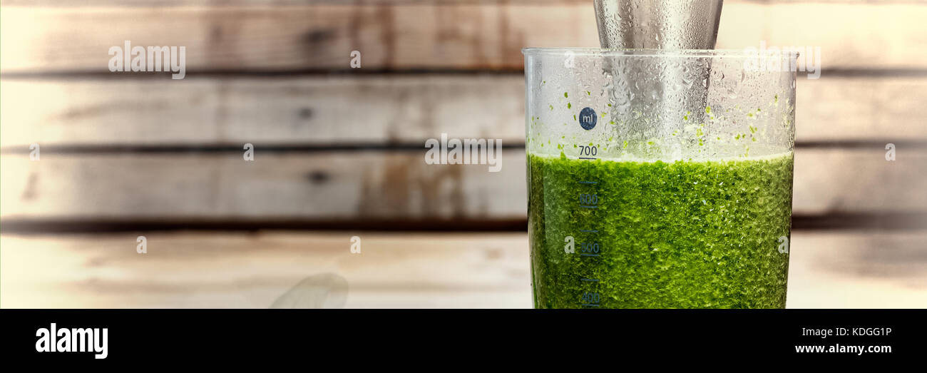 Richtige Ernährung. detox Drink von grünem Gemüse im Mixer gemacht ...