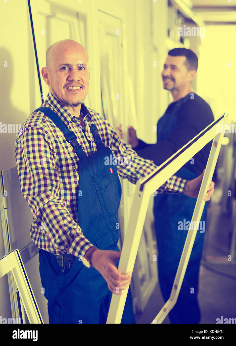 Professionelle Arbeit mit fertigen PVC-Profile und Windows im Werk ...