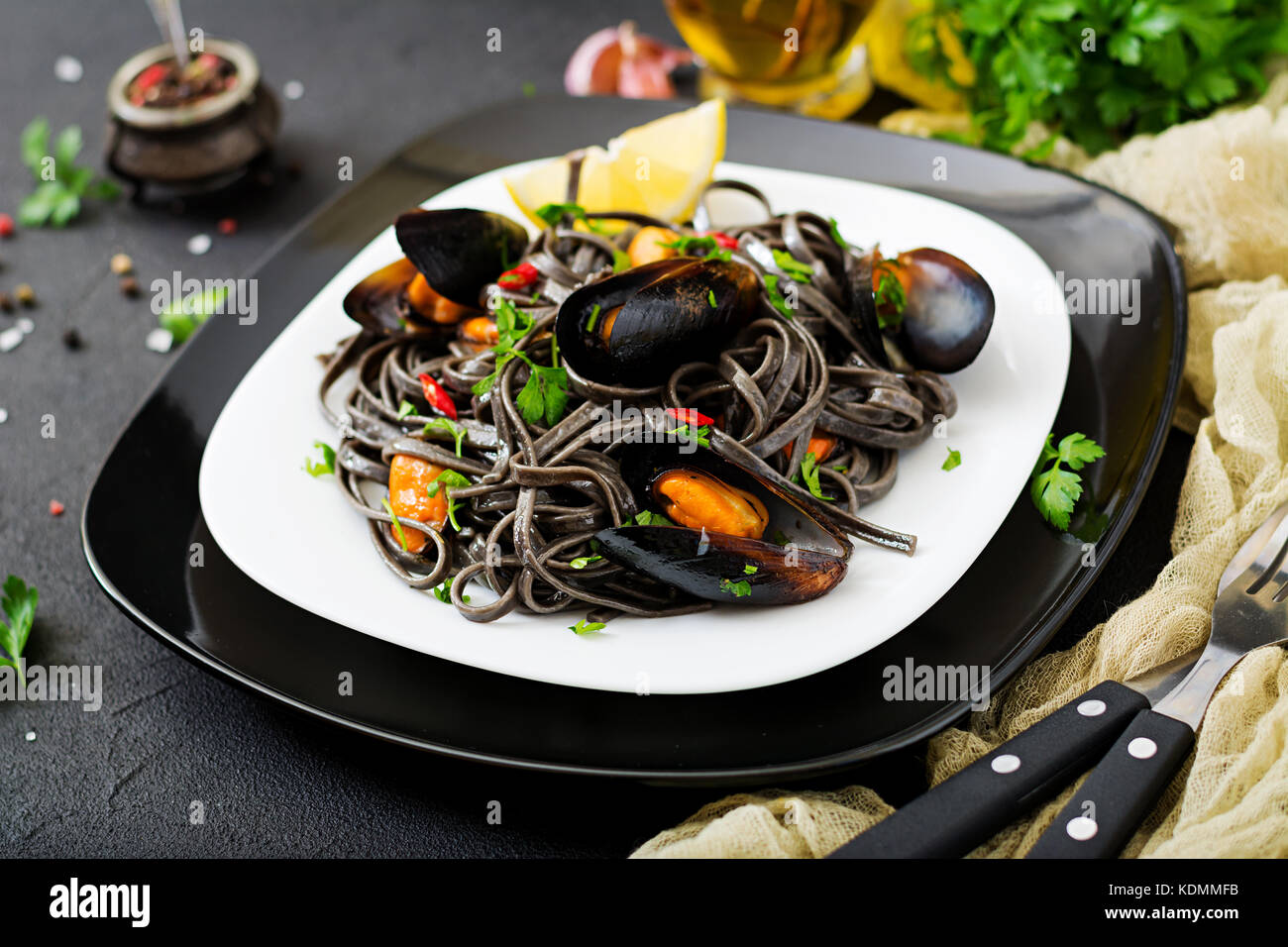 Black Spaghetti Stockfotos und -bilder Kaufen - Alamy