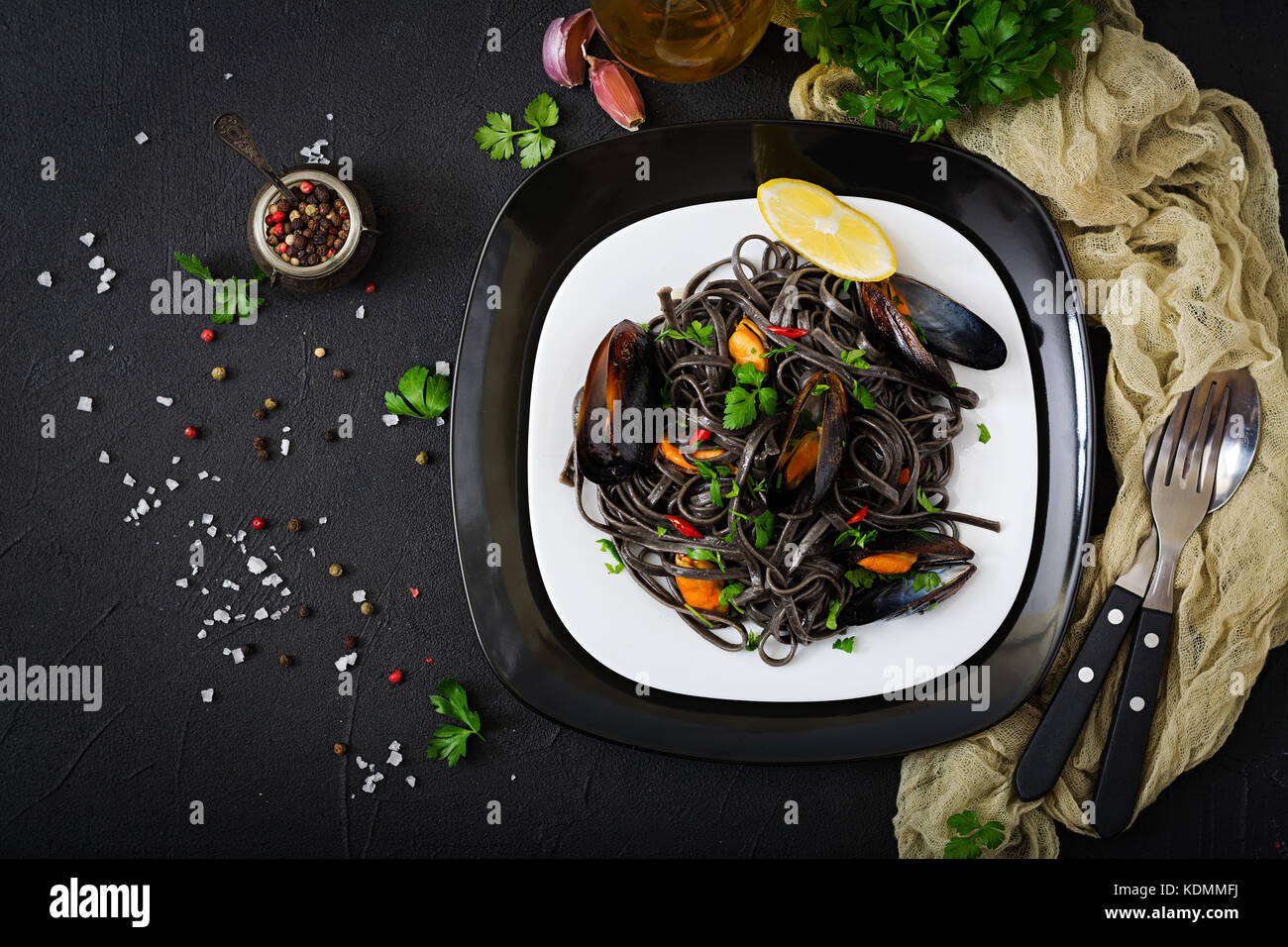 Schwarze Spaghetti. schwarz Meeresfrüchte Pasta mit Miesmuscheln über ...