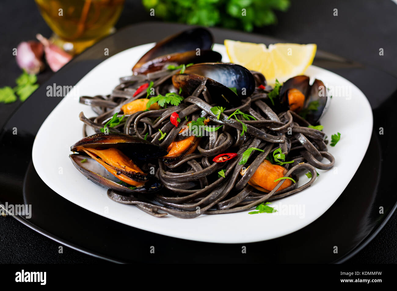 Schwarze Spaghetti. schwarz Meeresfrüchte Pasta mit Miesmuscheln über ...