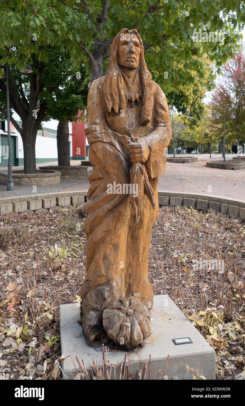 Eine aus Holz geschnitzte Skulptur eines Indianer an der Minnesota ...