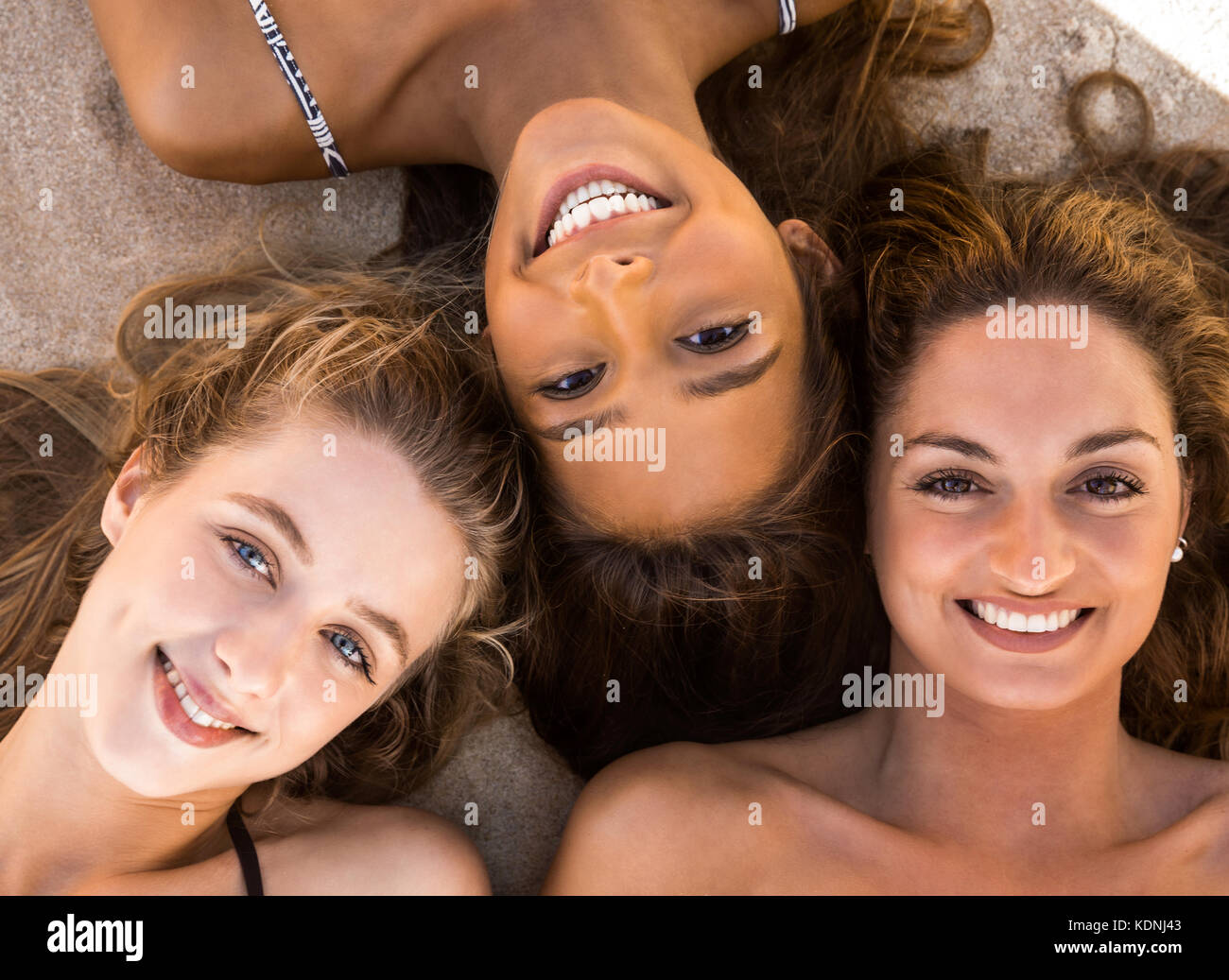 Drei happy girls am strand -Fotos und -Bildmaterial in hoher Auflösung ...
