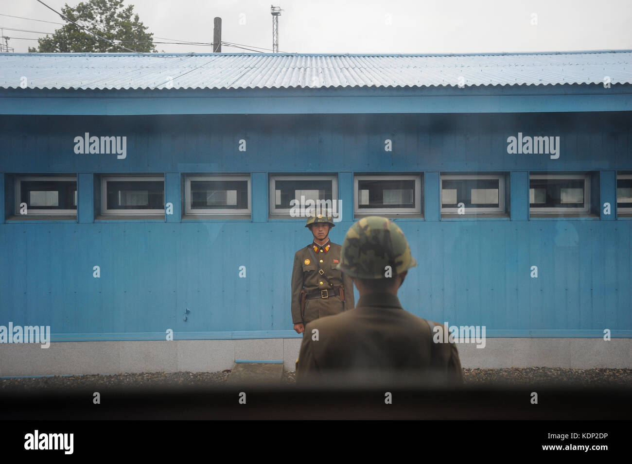 10.08.2012, Panmunjom, Nordkorea, Asien - Zwei nordkoreanische Soldaten ...