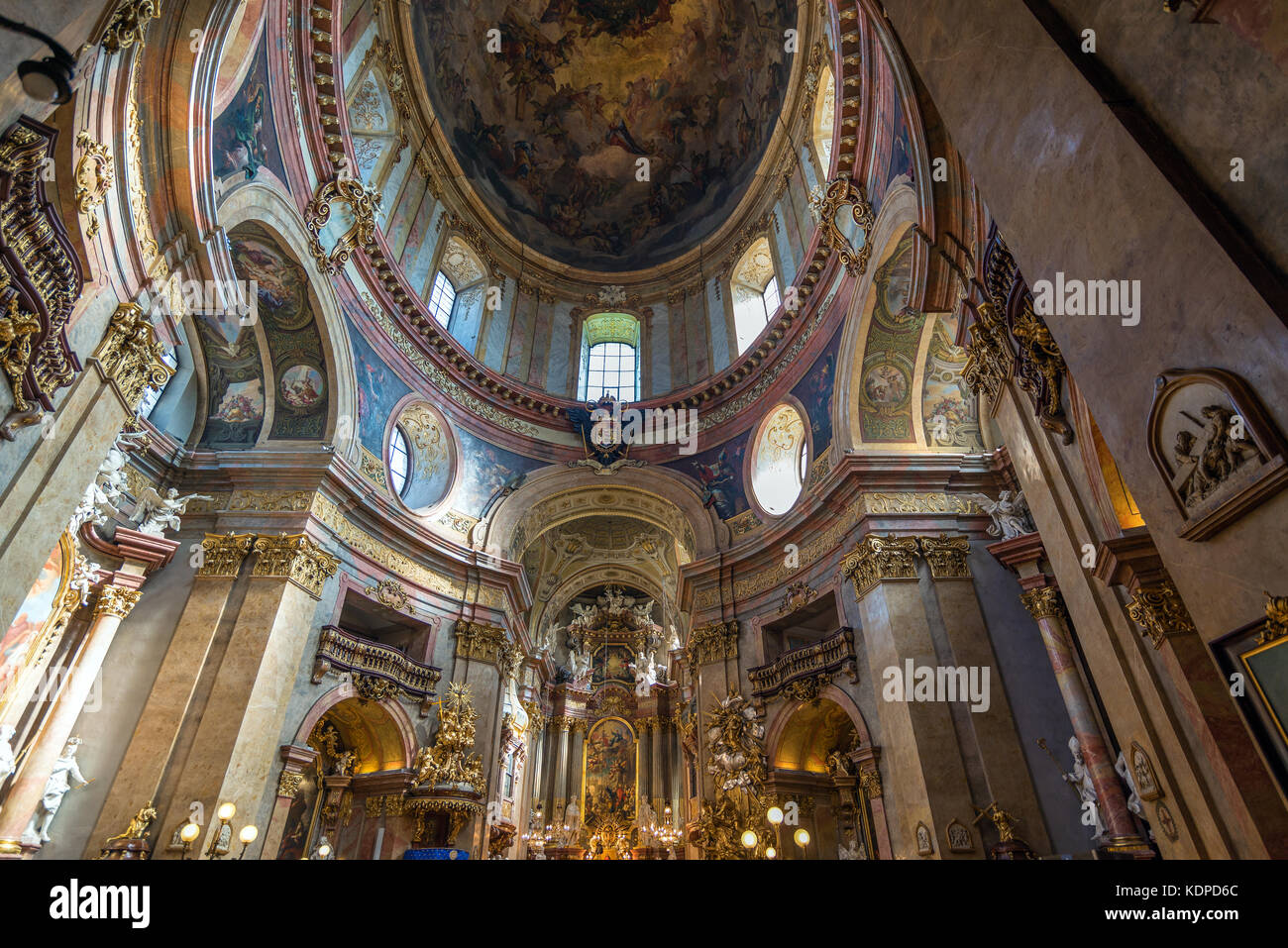 Schönen Innenraum von St. Peter Kirche in Wien Österreich September ...